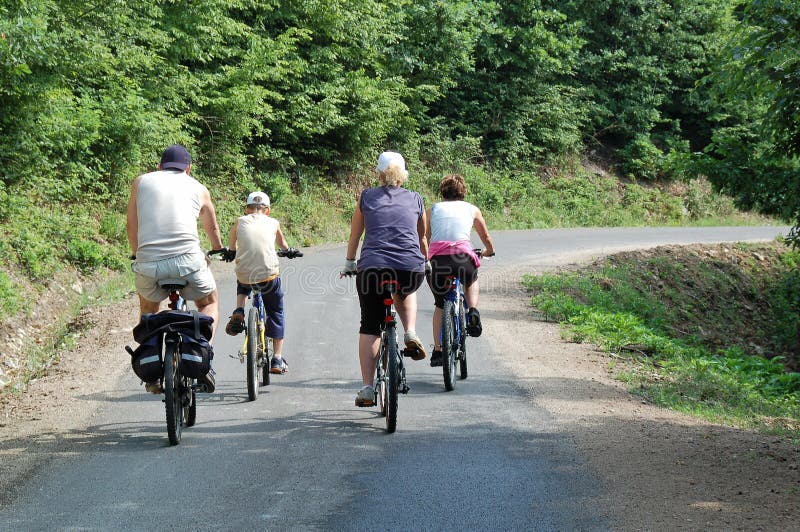 Paare Der Radfahrer Haben Eine Fahrradreise. Stockfoto - Bild von tour ... Paare Der Radfahrer Haben Eine Fahrradreise. Stockfoto - Bild von tour ...