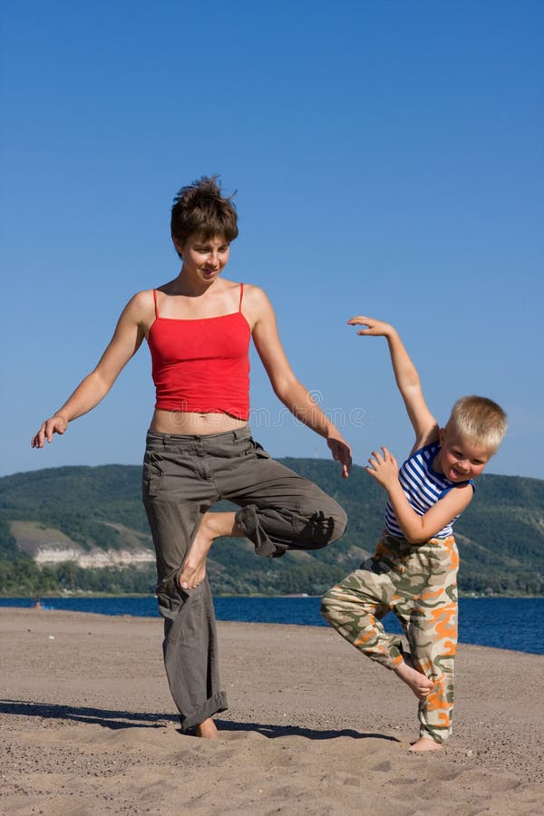Faire des exercices image stock. Image du été, famille - 6635159