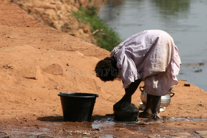 Faire la vaisselle image stock. Image of afrique, fleuve - 3635181