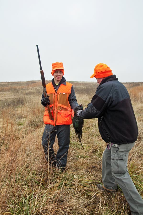 Chasseur D'oiseau En Faisan De Tir De Champ Photo stock - Image du ...