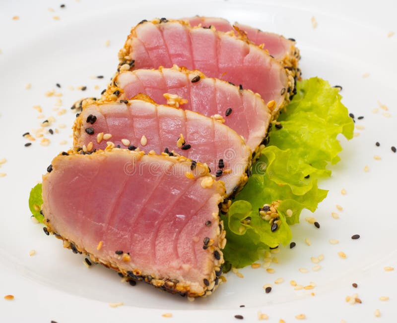 Faixa Do Atum No Prato Branco Com Molho Da Salada E De Soja Foto de ...