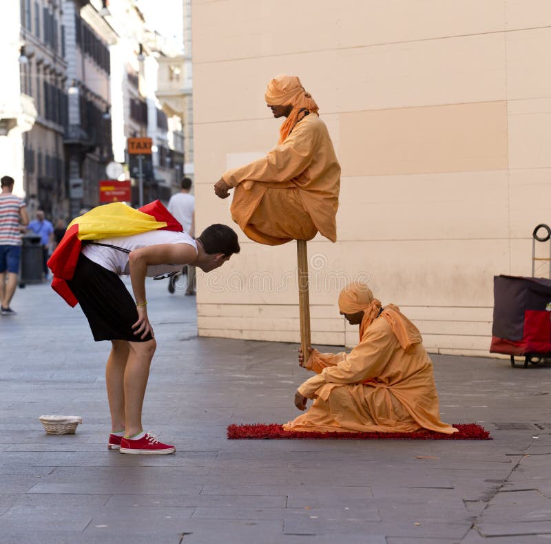 Lebende Statuen des Fakir redaktionelles foto. Bild von mann - 27951281
