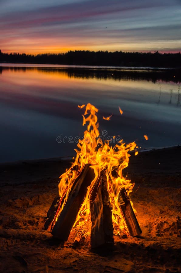 Falò Sulla Spiaggia Dal Mare Al Tramonto Fotografia Stock - Immagine di ...