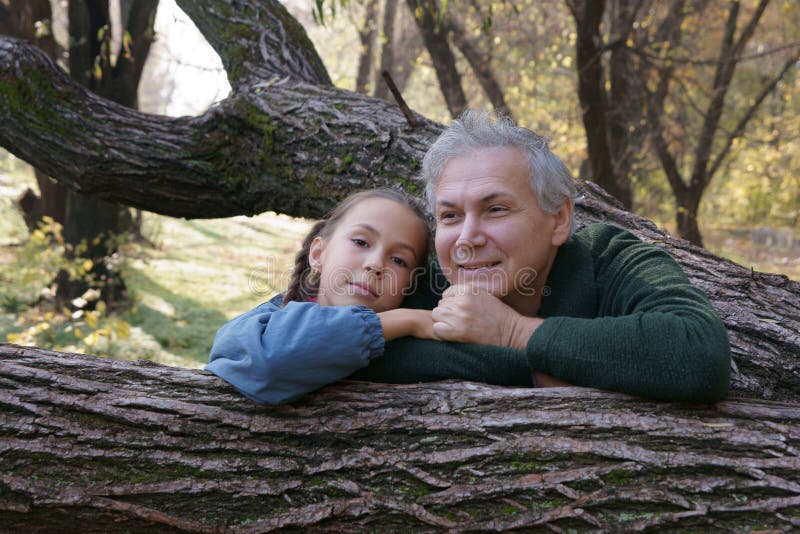 Pai e filha a conversar foto de stock. Imagem de pouco - 11852646