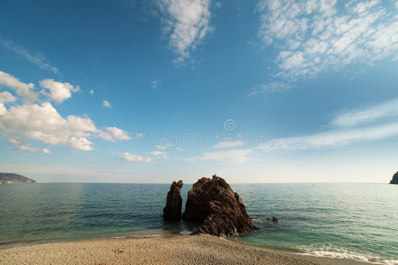 Falaise en mer ligurienne. image stock. Image du rivage - 30403075