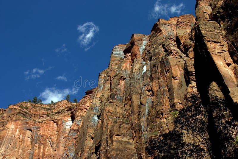 Falaise rouge de roche photo stock. Image du forme, outdoors - 2596242