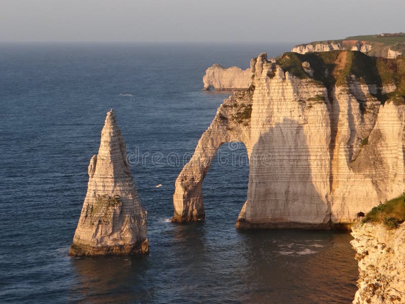 Falaises chez Etretat image stock. Image of ciel, canal - 31424507