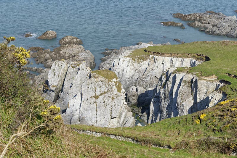 Falaises Avec Les Strates Verticales De Roche Image stock - Image du ...