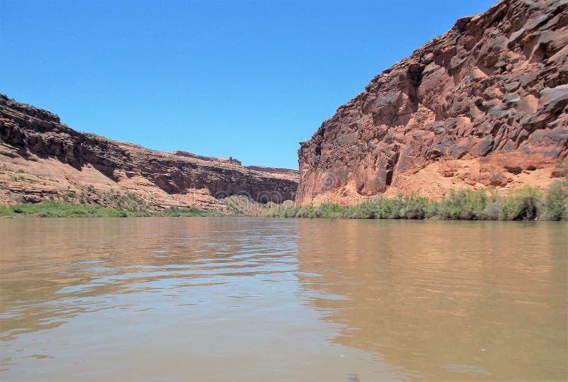 Falaises Rouges Autour Du Fleuve Colorado Image stock - Image du course ...