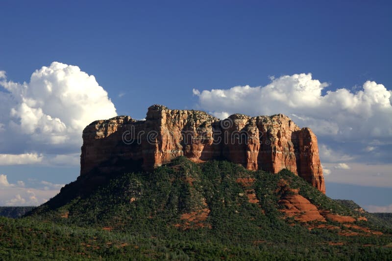 Falaises Rouges De Roche De Sedona Image stock - Image du états, nuage ...