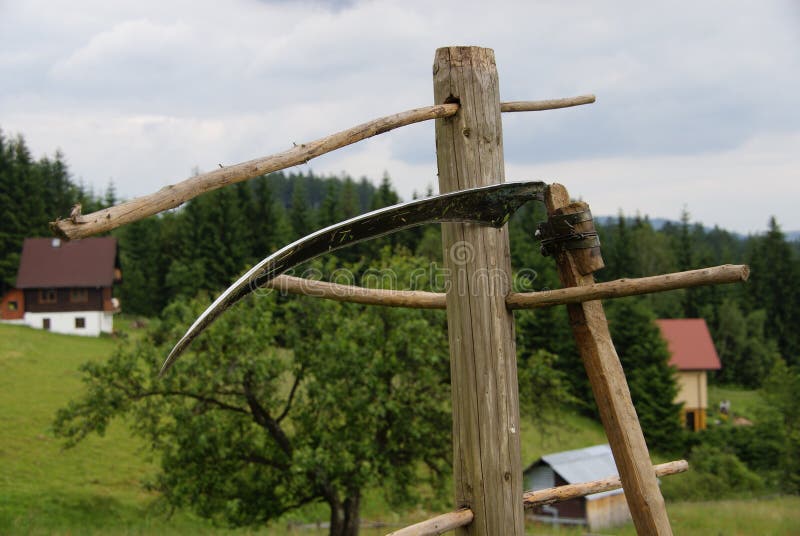 Falce Tradizionale Con L'affilatura Degli Strumenti Sull'erba ...