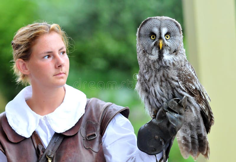 Falconiere femminile fotografia stock editoriale. Immagine di nave ...