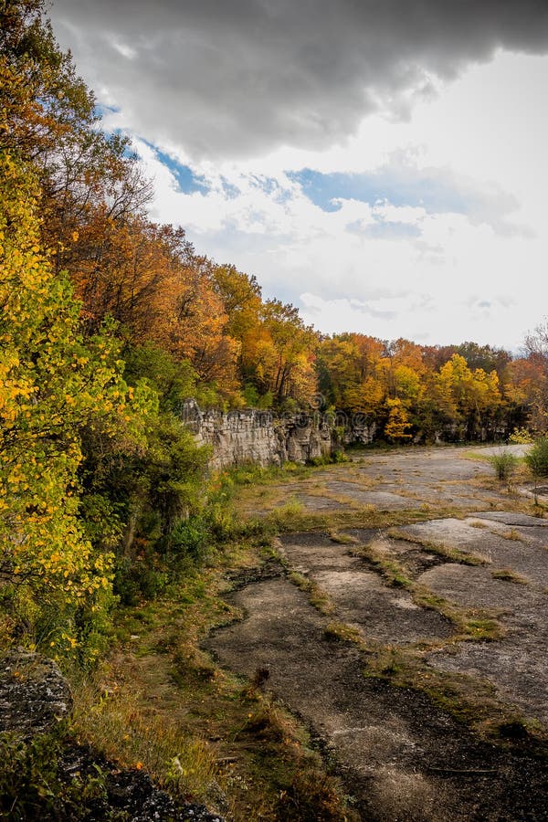 Fall in Cliff Cave Park stock image. Image of spring - 21600343