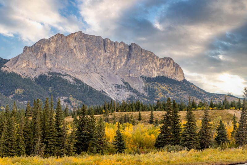 Fall Colours Along the Bow River Under Mount Yamunska. Bow Valley ...