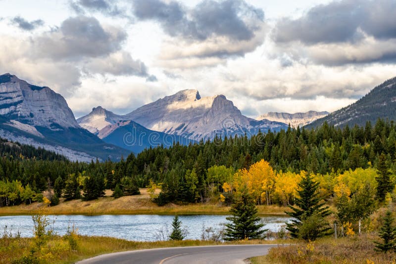 Fall Colours at Middle Lake. Bow Valley Provincial Park, Alberta ...
