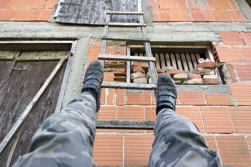 Fall von einer Leiter stockfoto. Bild von karosserie - 36512838