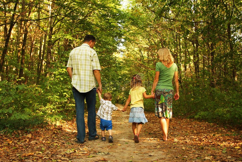 Família nova na natureza imagem de stock. Imagem de família - 77470357