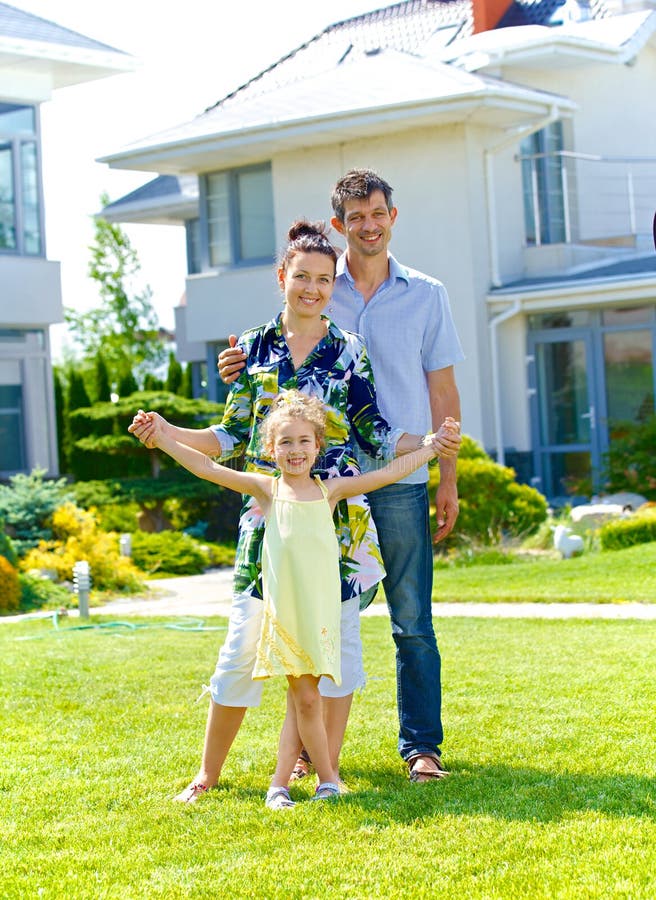 Família perto da casa nova foto de stock. Imagem de homens - 31839492