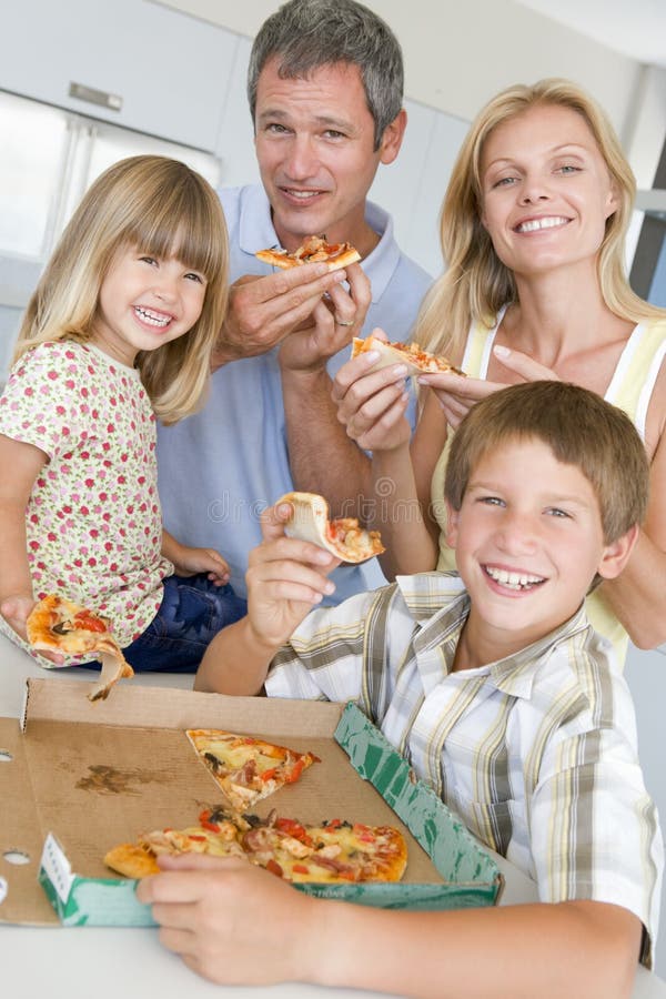 Família Que Come a Pizza Junto Foto de Stock - Imagem de adolescente ...