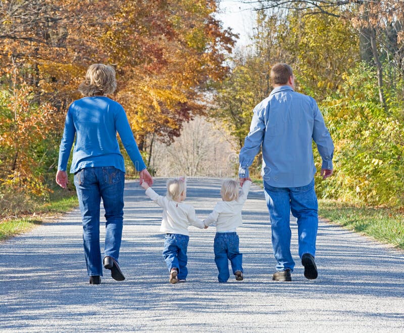 Famiglia Che Fa Una Passeggiata Immagine Stock - Immagine di bambino ...