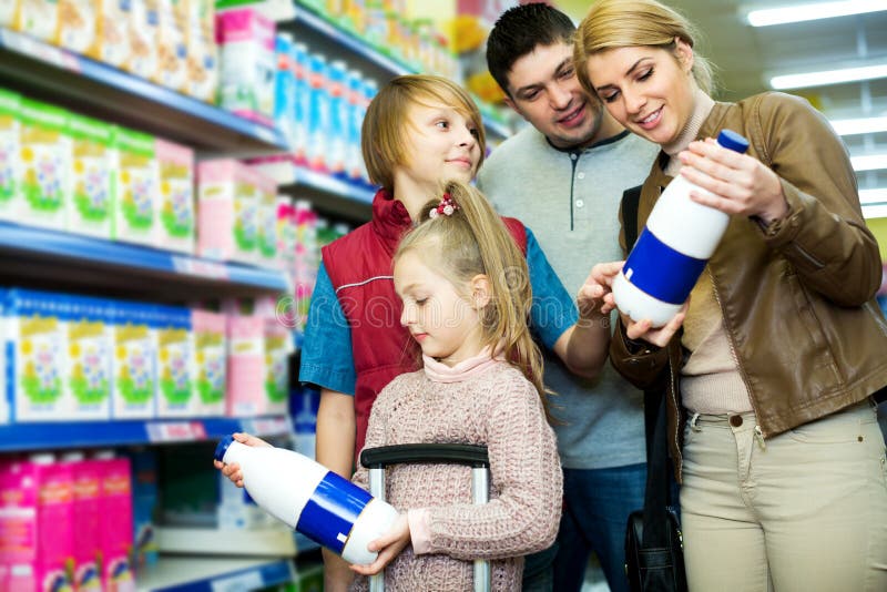Famiglia Dei Clienti Con I Bambini Che Acquistano Latte Immagine Stock ... Famiglia Dei Clienti Con I Bambini Che Acquistano Latte Immagine Stock ...