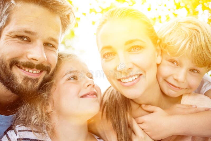 Famiglia Con Due Bambini Che Fanno Lotta Di Cuscino Immagine Stock ...