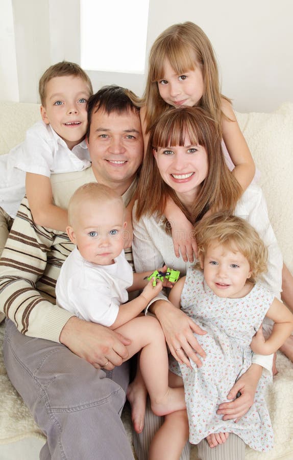 Bella famiglia fotografia stock. Immagine di legame, famiglia - 9787386