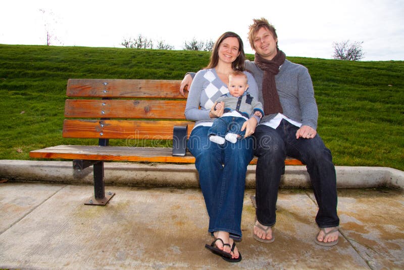 La Famiglia Entra Nel Negozio Immagine Stock - Immagine di coppie ...