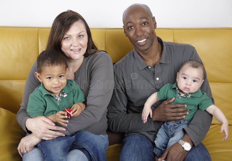 Famiglia moderna immagine stock. Immagine di misto, infante - 13237927