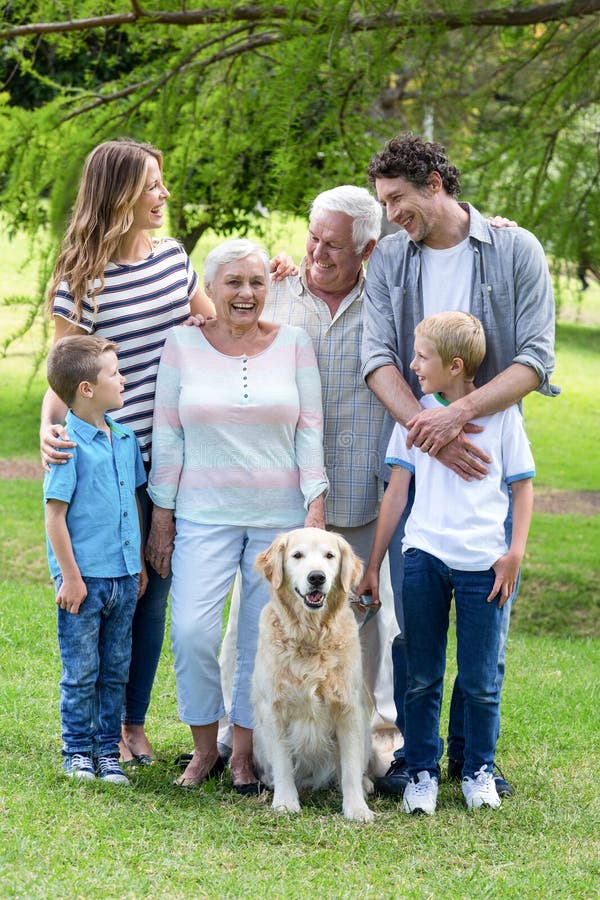 Familia Con Perro En El Parque Foto de archivo - Imagen de dorado ...