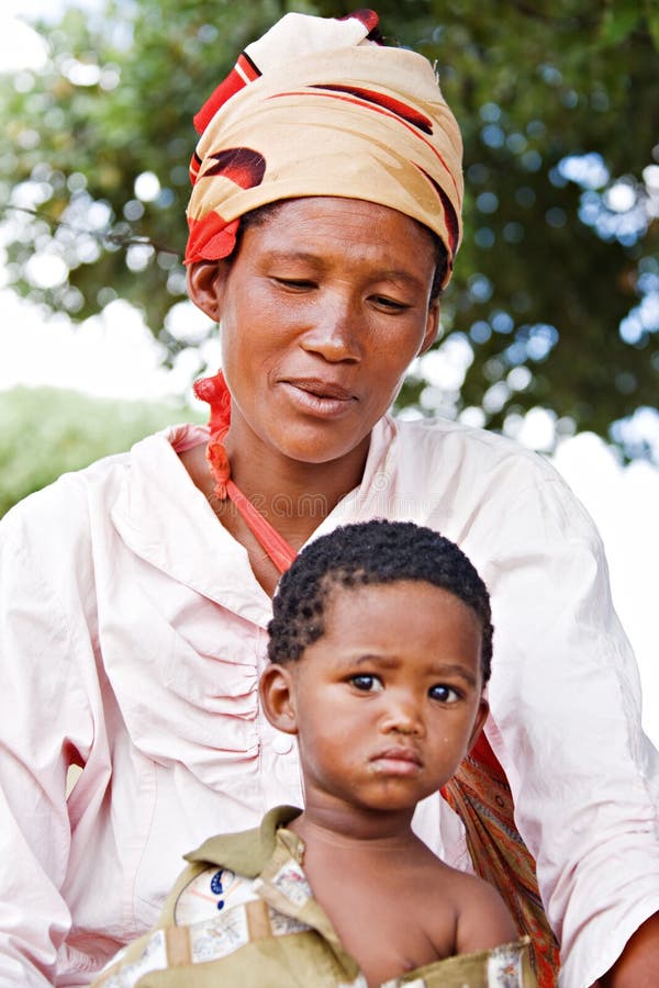 Familia de Basarwa imagen de archivo. Imagen de cara, sucio - 7844005