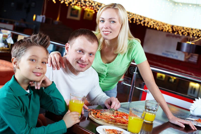 Familia en un café foto de archivo. Imagen de feliz, positivo - 25442842