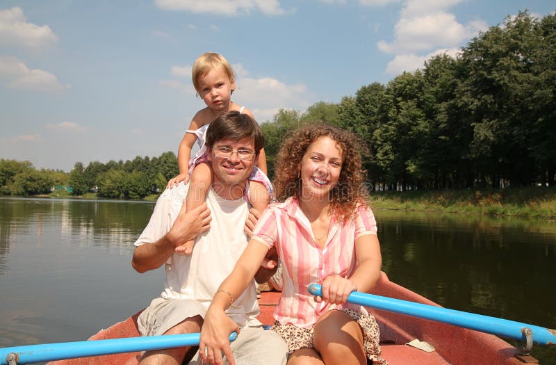 Familia feliz en un lago foto de archivo. Imagen de padre - 51697400