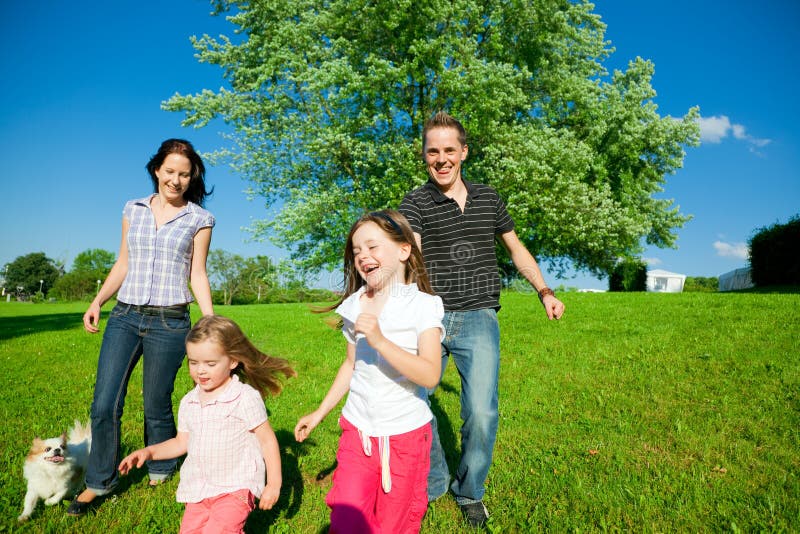 Familia en el parque imagen de archivo. Imagen de hija - 91476497