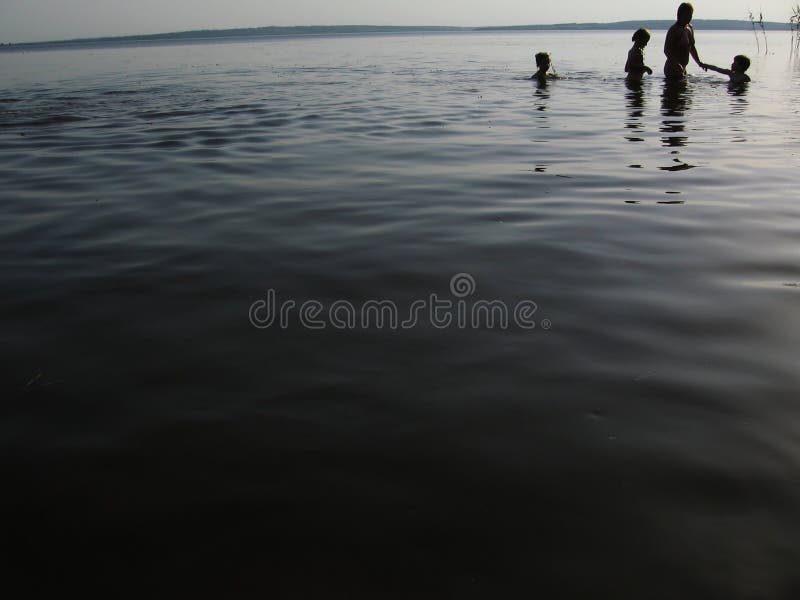 Familia en el río imagen de archivo. Imagen de familia - 843271