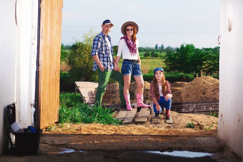 Familia En El Rancho, Granja Foto de archivo - Imagen de mama, caballo ...