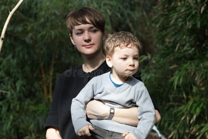 Familia en la selva imagen de archivo. Imagen de vida - 41454555