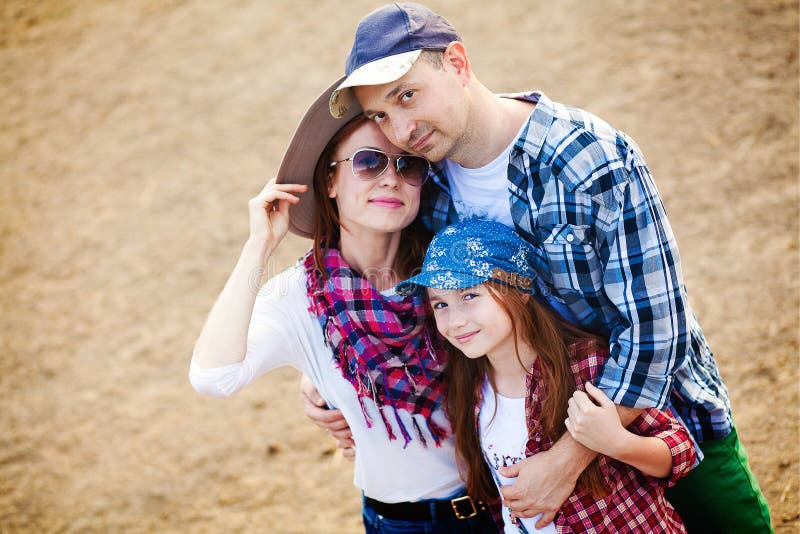 Familia en rancho foto de archivo. Imagen de granjero - 65373448