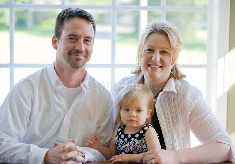 Familia en su hogar imagen de archivo. Imagen de felicidad - 5475093