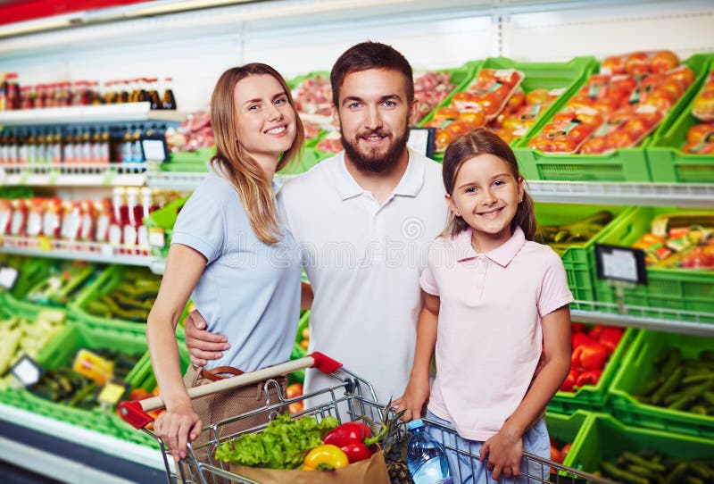 Familia en tienda imagen de archivo. Imagen de compras - 64321319