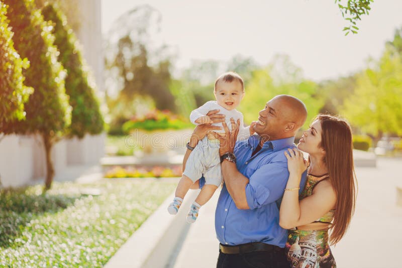 Familia en un paseo imagen de archivo. Imagen de verde - 137610197