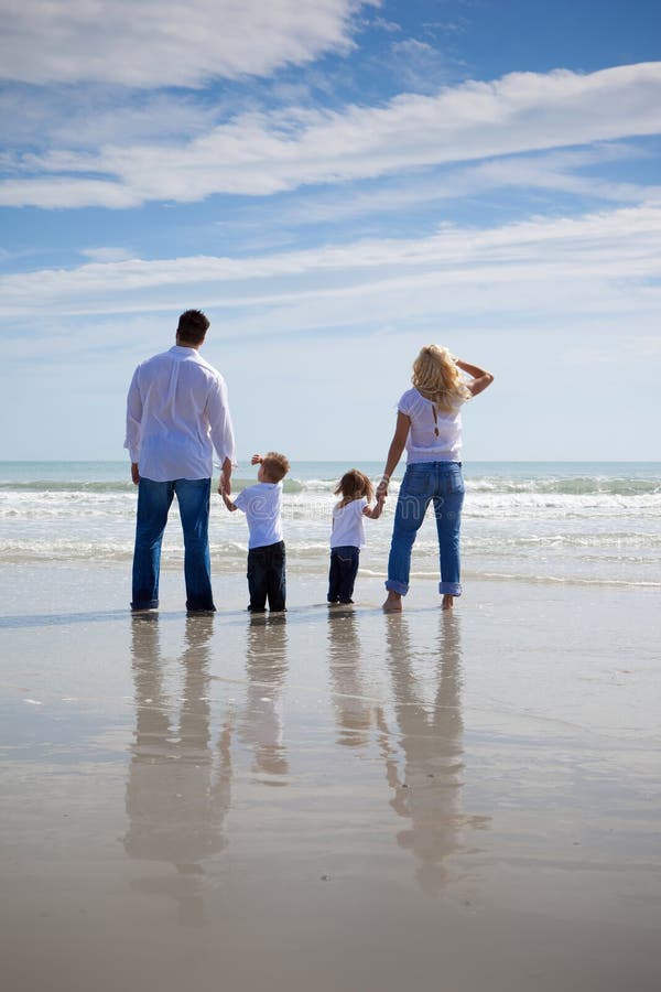 Familia en una playa foto de archivo. Imagen de atractivo - 8450152