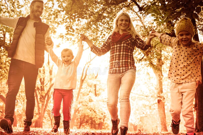 Familia feliz imagen de archivo. Imagen de cubo, asoleado - 127280707