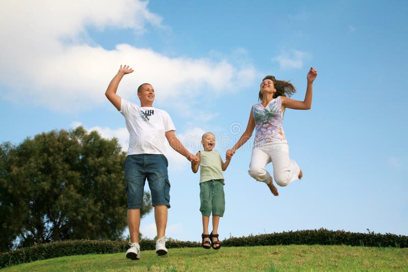 Familia feliz foto de archivo. Imagen de creatividad - 15128606