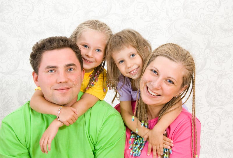 Familia feliz imagen de archivo. Imagen de encantador - 20249831
