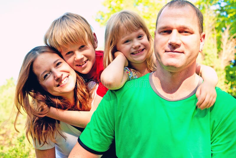 Familia feliz imagen de archivo. Imagen de hombros, parque - 25914767