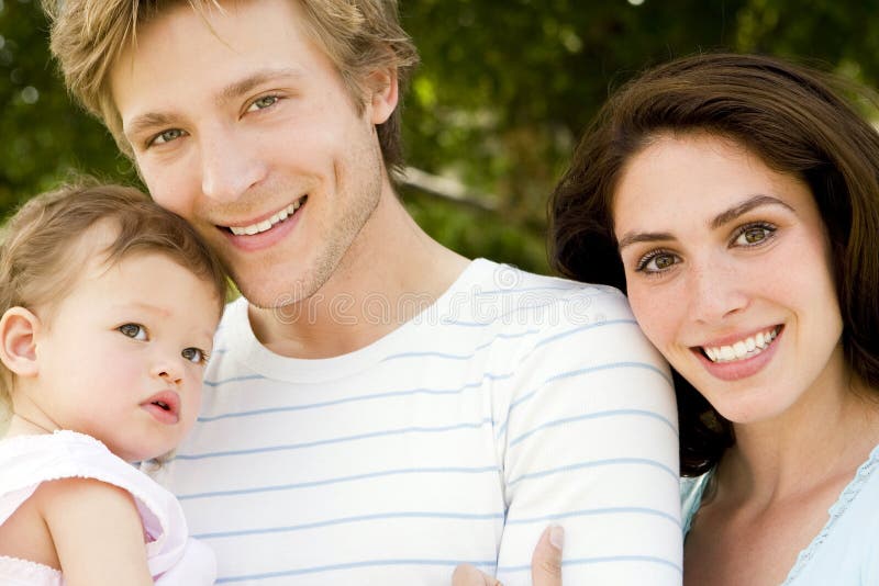 Familia feliz imagen de archivo. Imagen de muchacha, grupo - 9416949