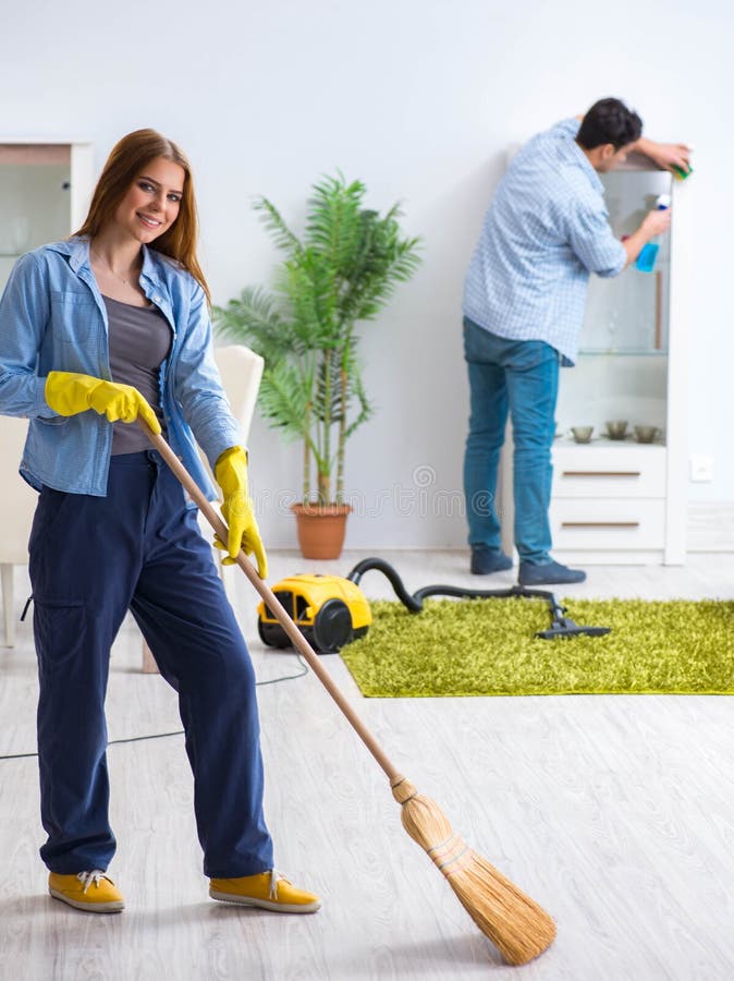 Familia Joven Limpiando La Casa Imagen de archivo - Imagen de pares ...