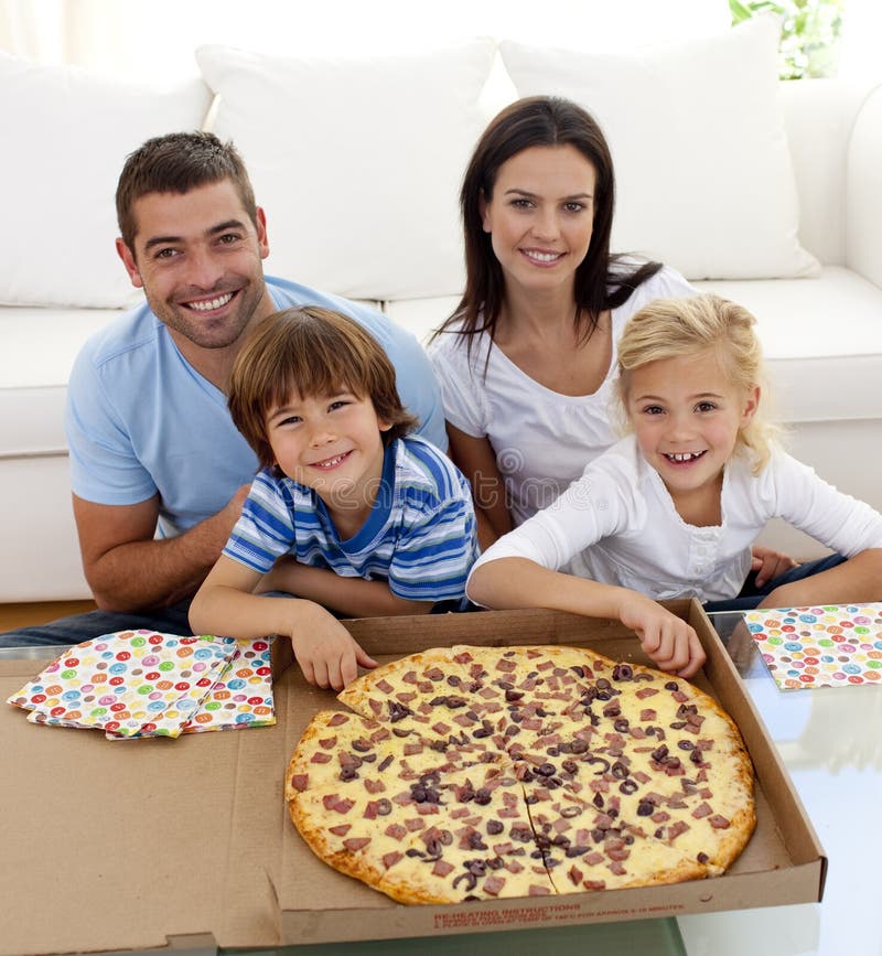 Familia Que Come La Pizza En El Sofá Foto de archivo - Imagen de pizza ...