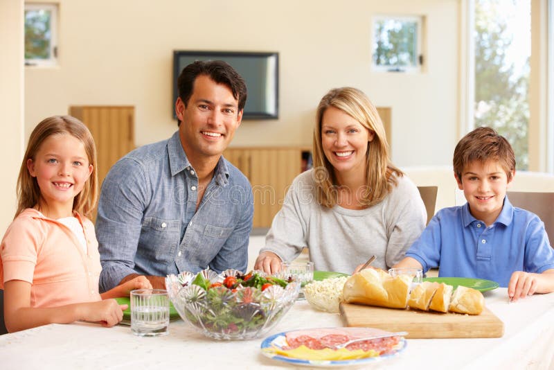 Familia Que Comparte La Comida Imagen de archivo - Imagen de alimento ...